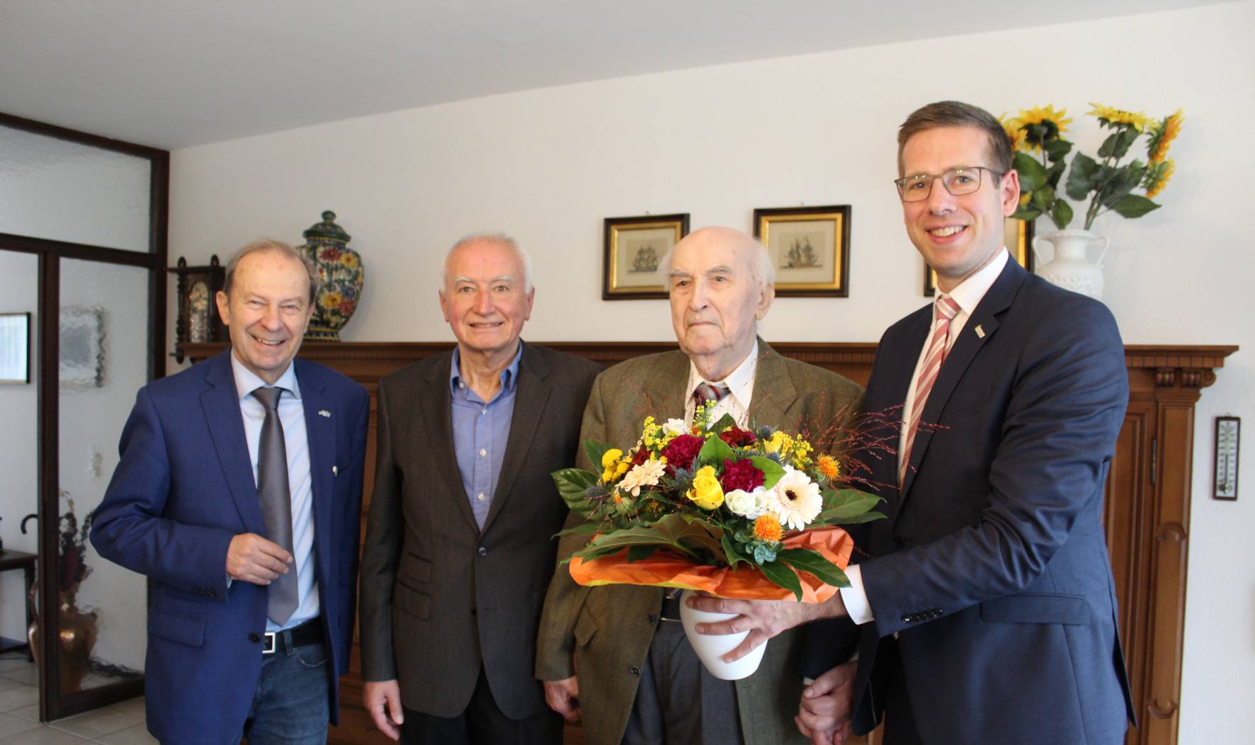 Glückwünsche zum 102. Geburtstag: Bürgermeister Christoph Schultz ...