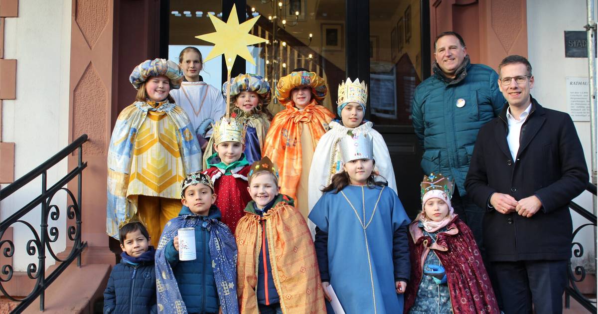 Kinder bringen Segenswünsche für das kommende Jahr
